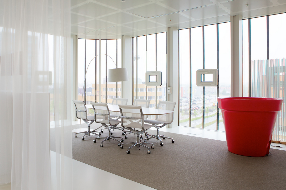The Bright, Open, and Transparent Offices of CJIB | Office Snapshots