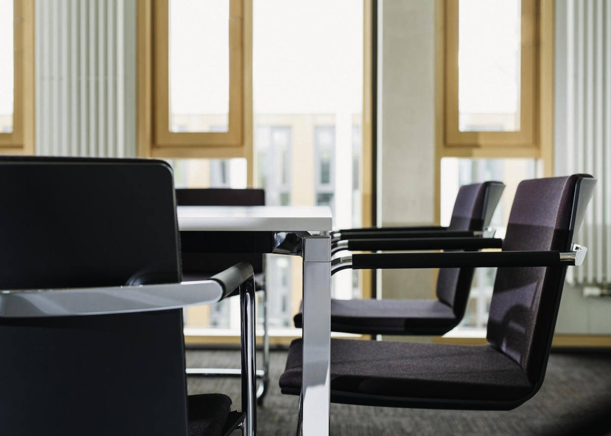 Wilkhahn Neos Cantilever Chair | Office Snapshots
