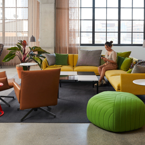 Knoll Piton Side Table | Office Snapshots