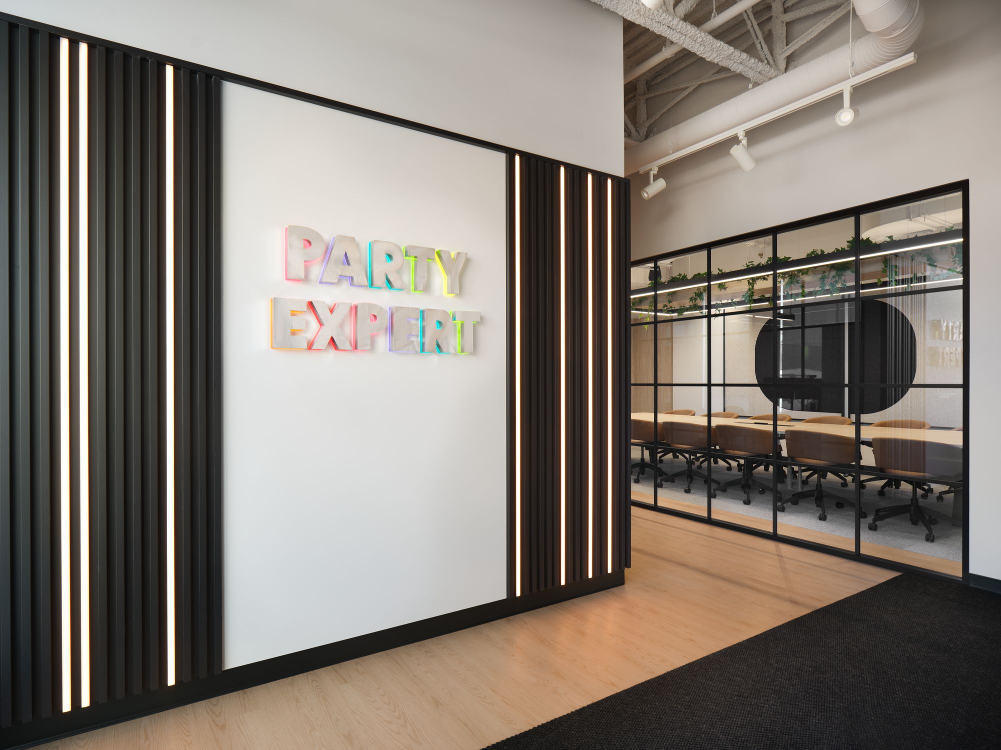 Groupe Party Expert Offices - Laval | Office Snapshots