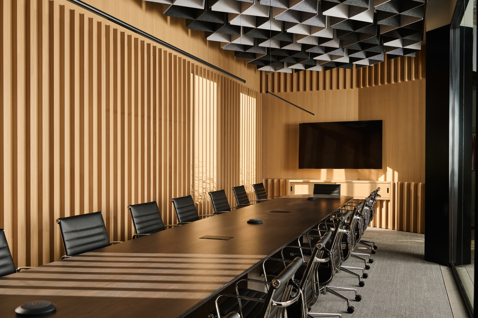 LG Group Offices - Chicago | Office Snapshots