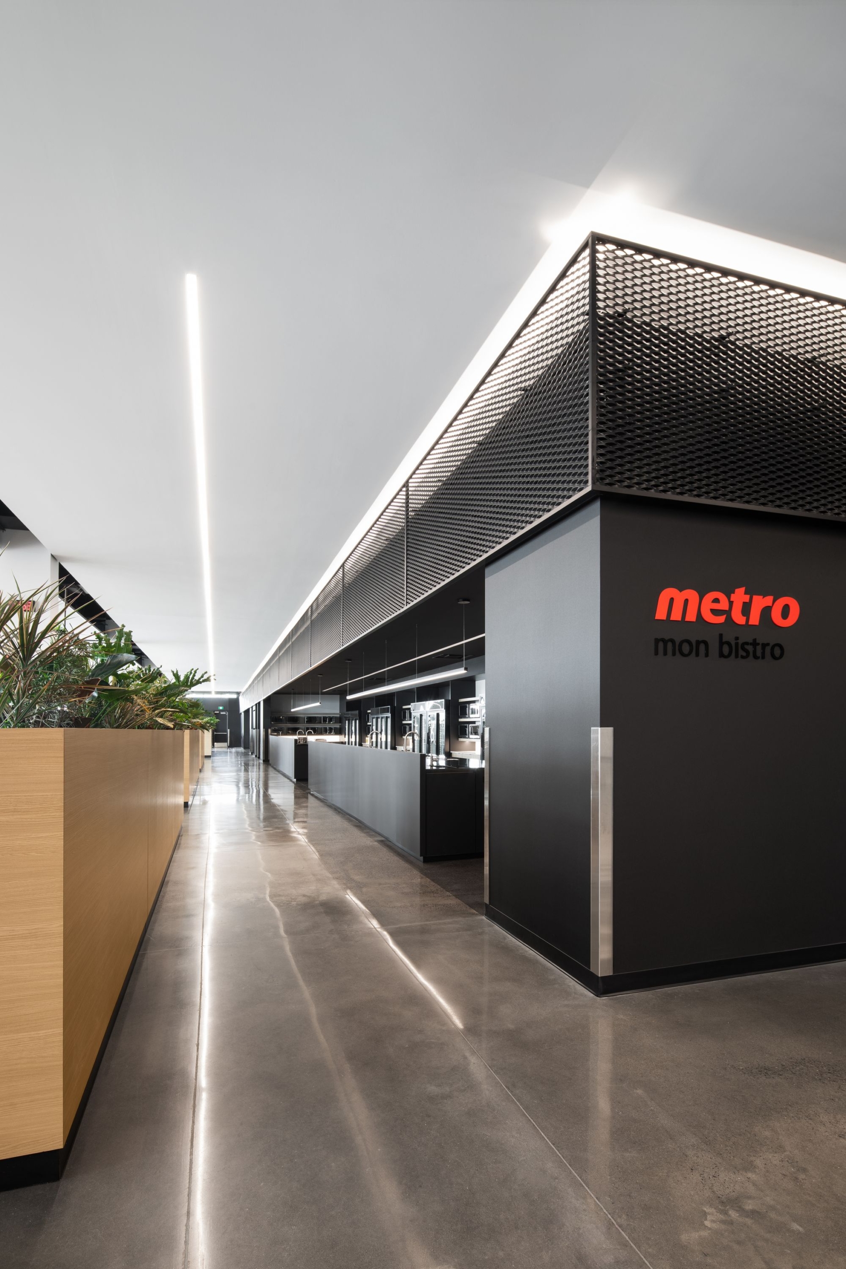 METRO Distribution Centre and Offices - Montreal | Office Snapshots